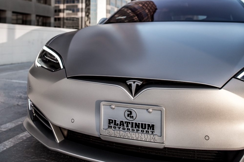 Kanye West compra Tesla personalizado