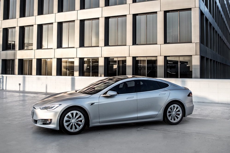 Kanye West compra Tesla personalizado